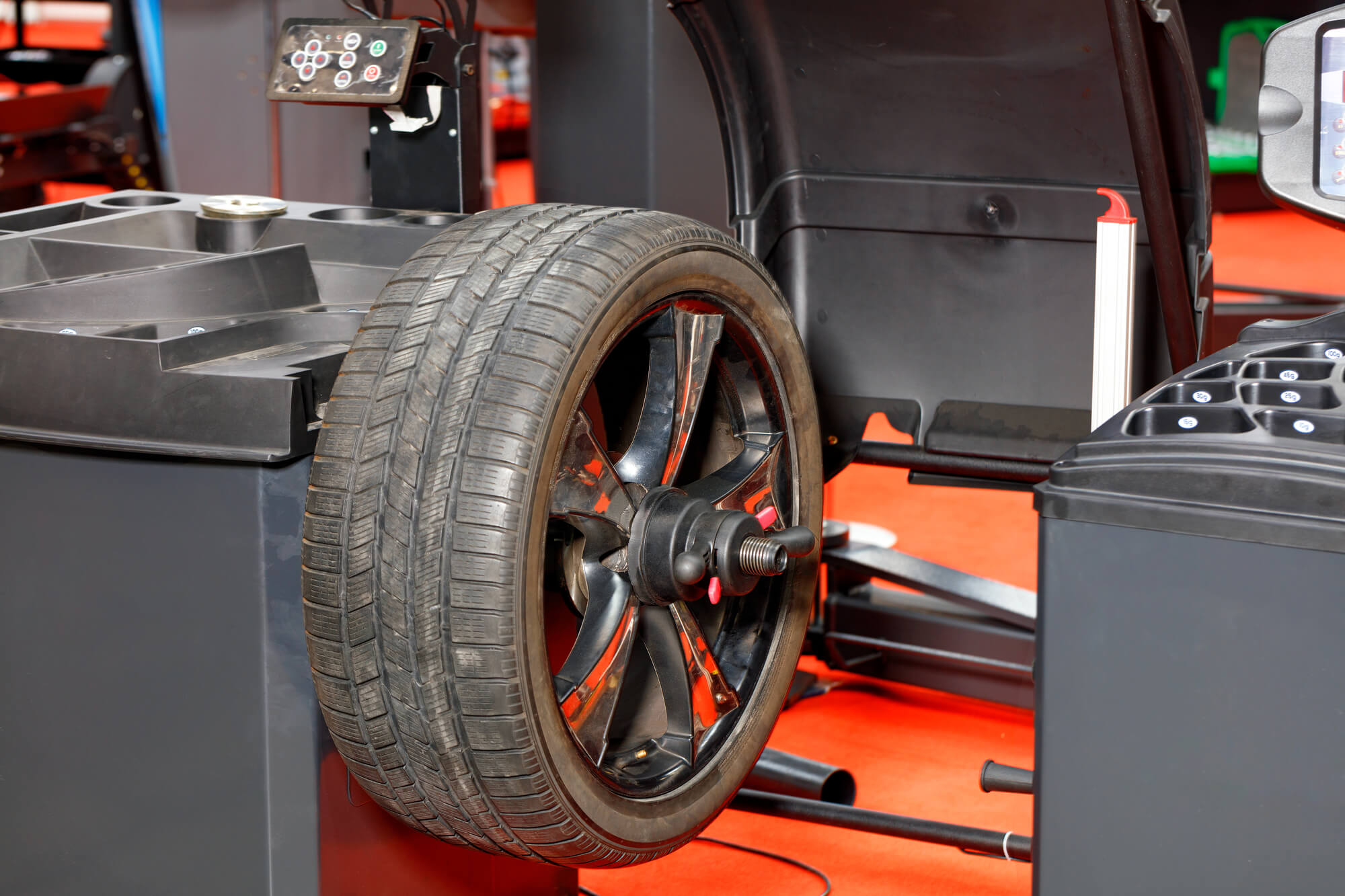 ¿Cada cuántos kilómetros debe hacerse alineación y balanceo en un auto ...