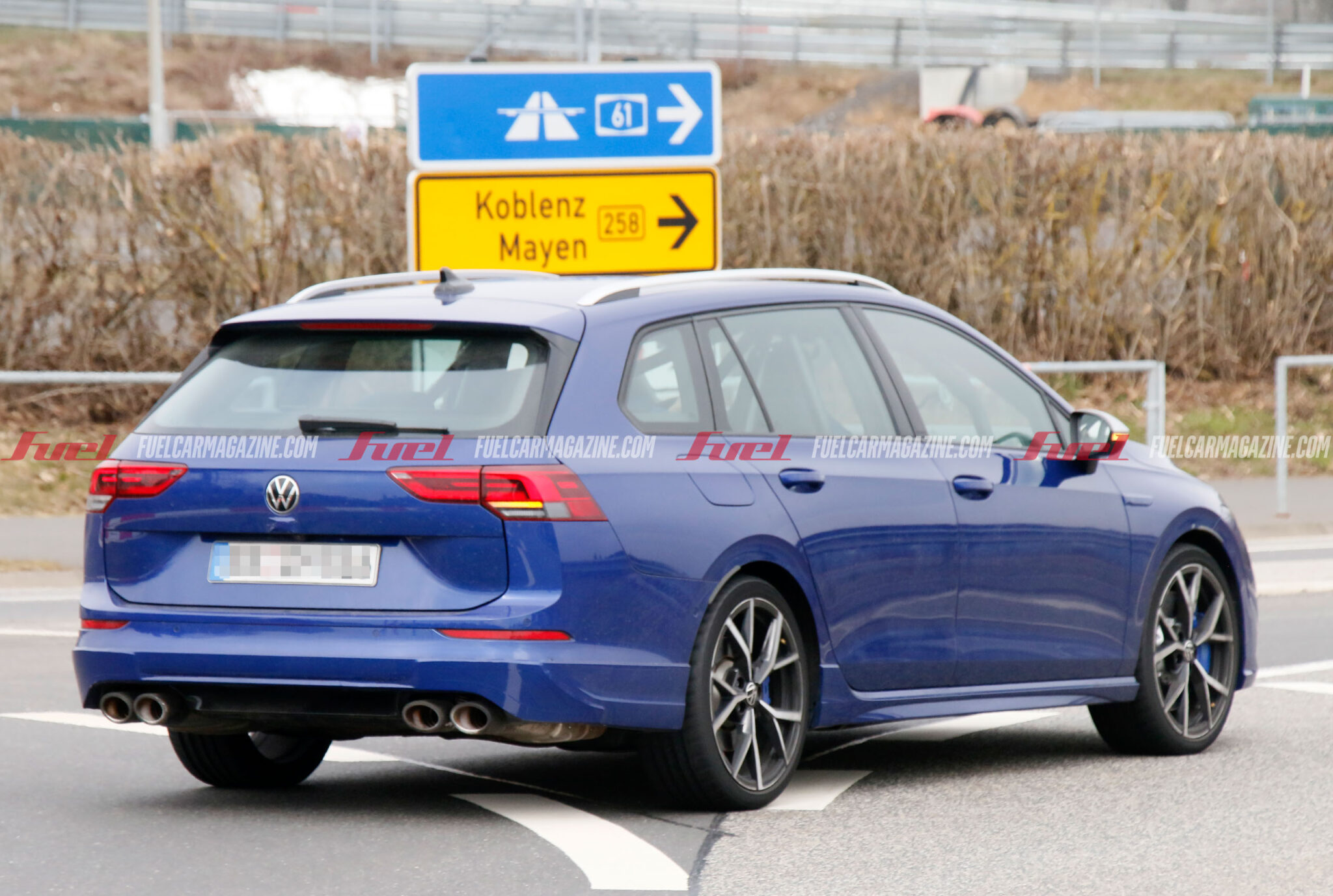 El próximo Volkswagen Golf R en versión Variant se deja ver cerca a ...