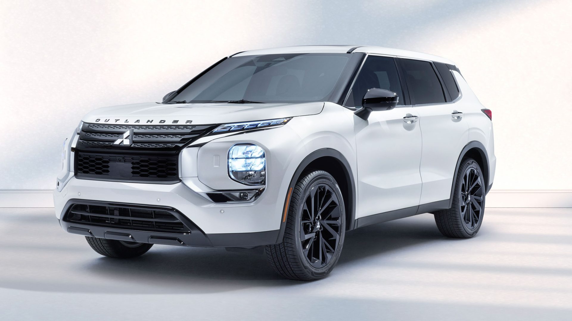 Mitsubishi presentó a la Outlander Black Edition para el mercado ...