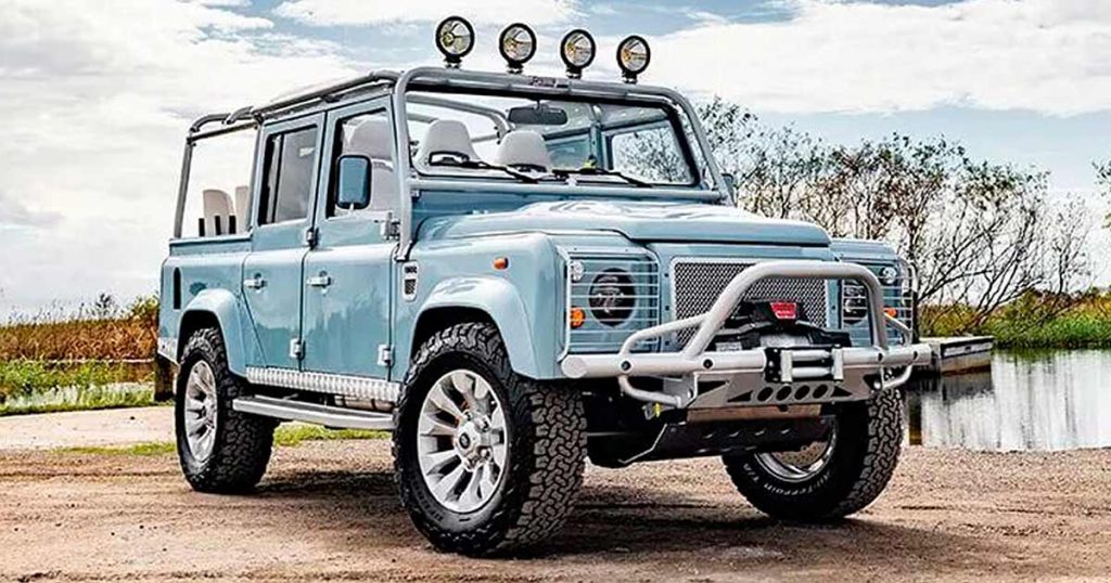 Esta es una Land Rover Defender restaurada con el V8 de un Corvette y ...