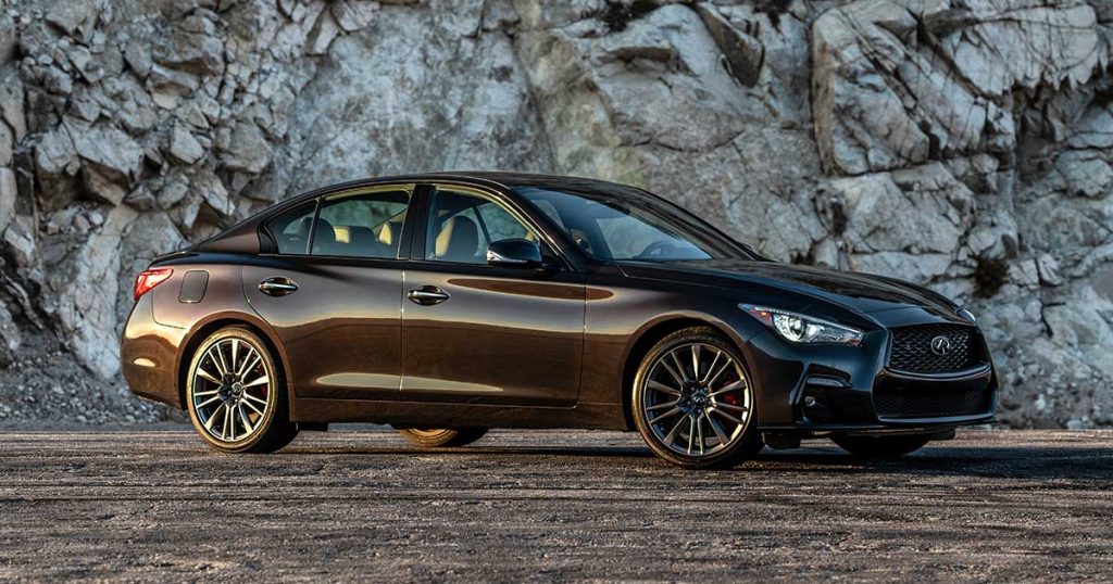 El Infiniti Q50 se viste de negro tornasolado con una versión limitada ...