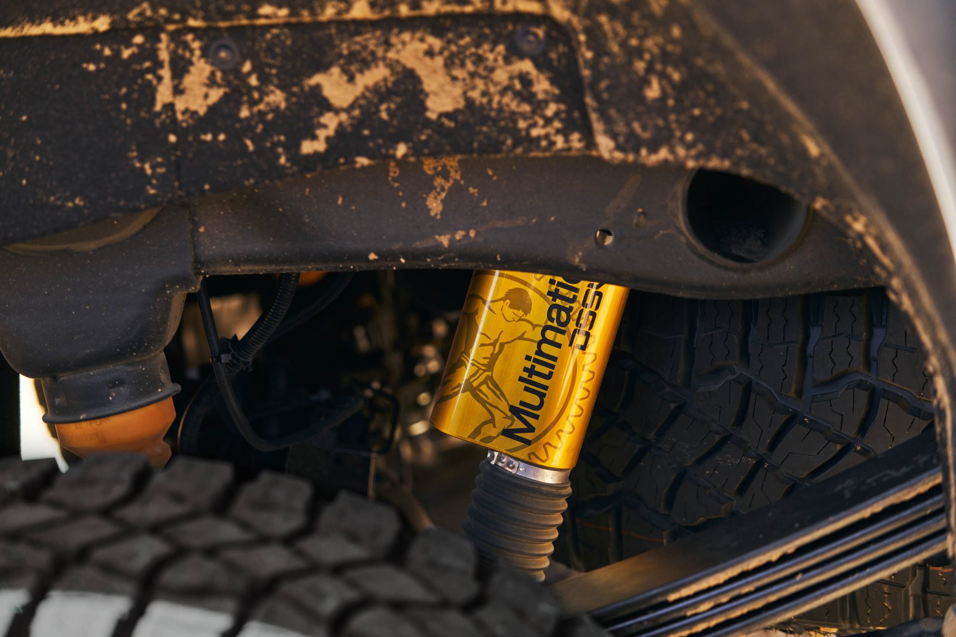 A un lado, la Chevrolet Silverado 2500 HD ZR2 es un “camión” para conquistar la trocha - Fuel ...