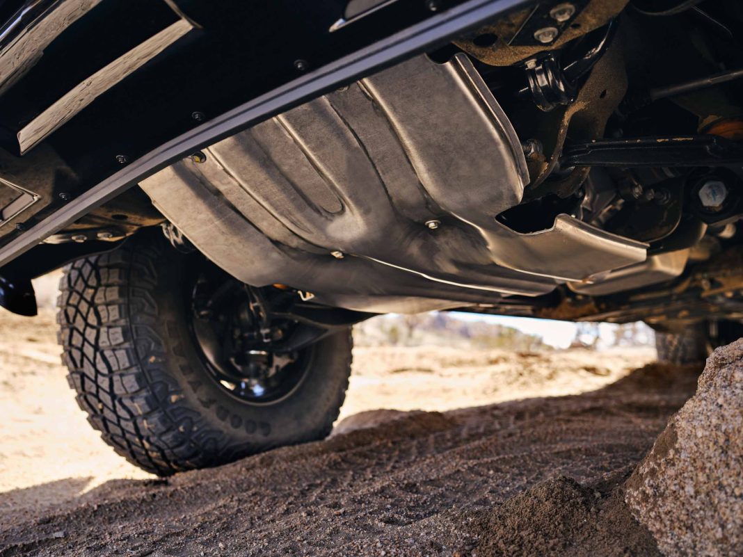 A un lado, la Chevrolet Silverado 2500 HD ZR2 es un “camión” para conquistar la trocha - Fuel ...