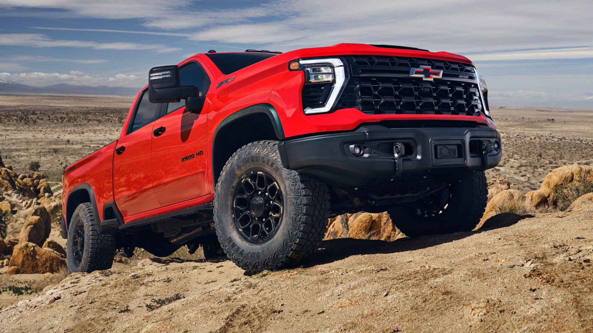 A un lado, la Chevrolet Silverado 2500 HD ZR2 es un “camión” para conquistar la trocha - Fuel ...