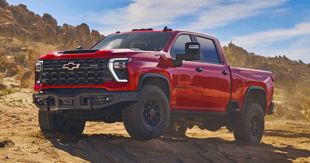 A un lado, la Chevrolet Silverado 2500 HD ZR2 es un “camión” para conquistar la trocha - Fuel ...