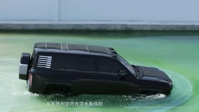 Video: el BYD YangWang U8 es un 4x4 anfibio que puede deslizarse sobre ...