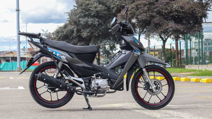 Review: la AKT Flex 125 es una buena primera moto, pero tiene su truco ...