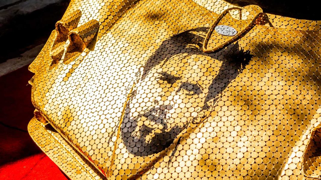 Así se ve un Pagani Zonda cubierto de monedas y la cara de Lionel Messi ...