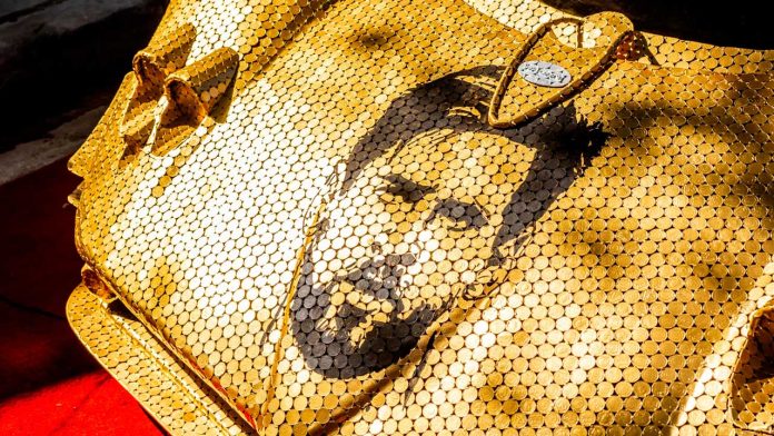 Así se ve un Pagani Zonda cubierto de monedas y la cara de Lionel Messi ...